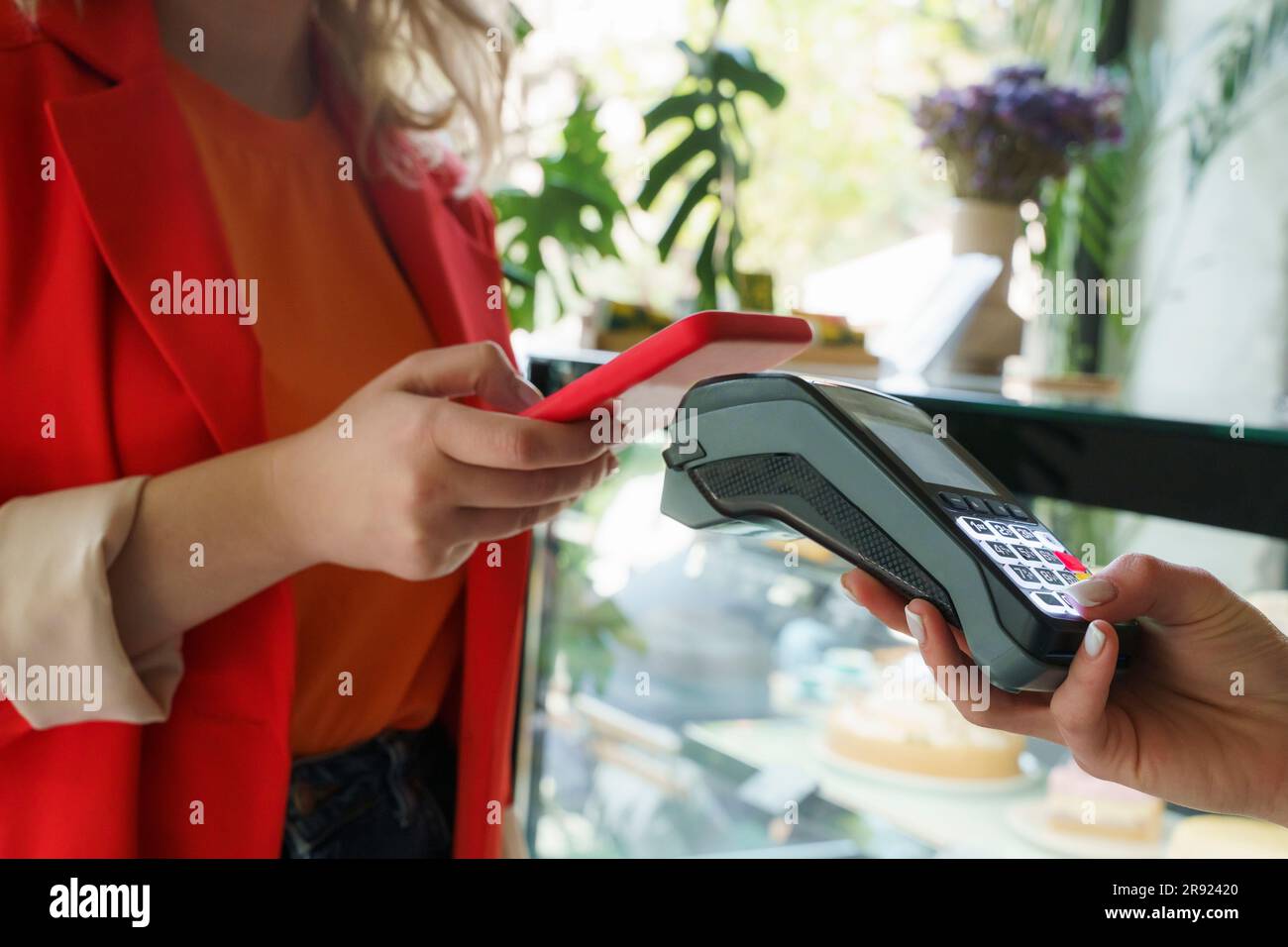 Woman paying credit card via hi-res stock photography and images - Alamy
