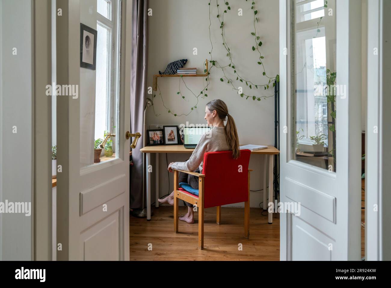 Girls sitting desk in hi-res stock photography and images - Alamy