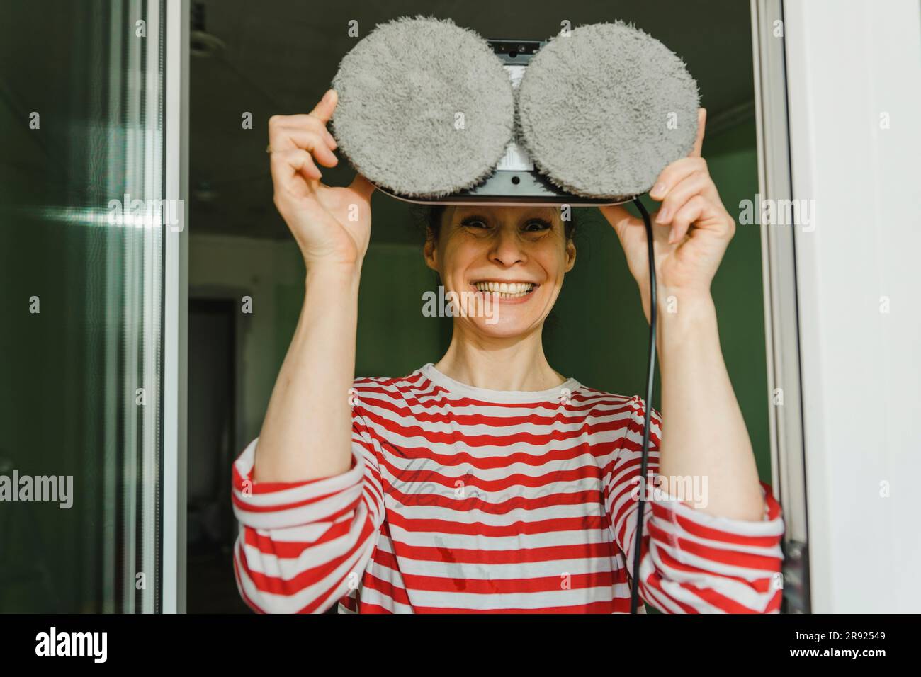 Female window washer hi-res stock photography and images - Alamy