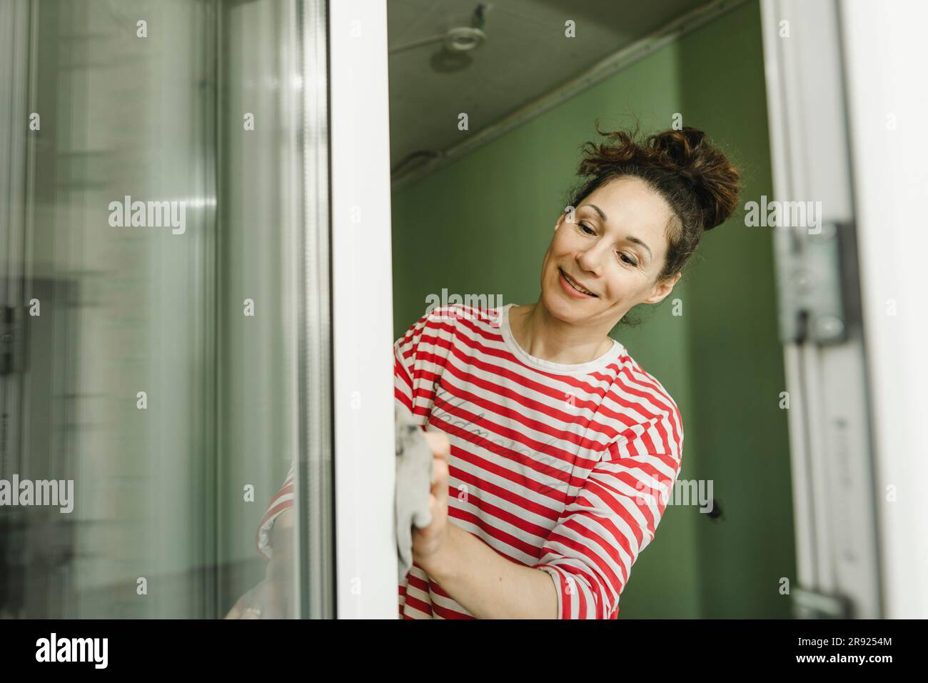 Mature woman cleaning windows hi-res stock photography and images - Alamy