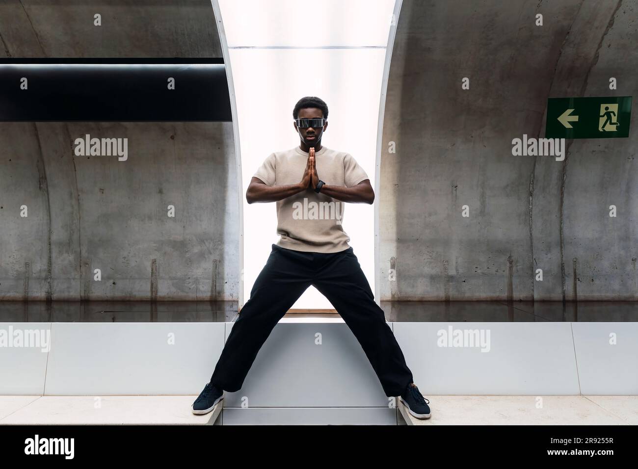 Legs wide apart hi-res stock photography and images - Alamy