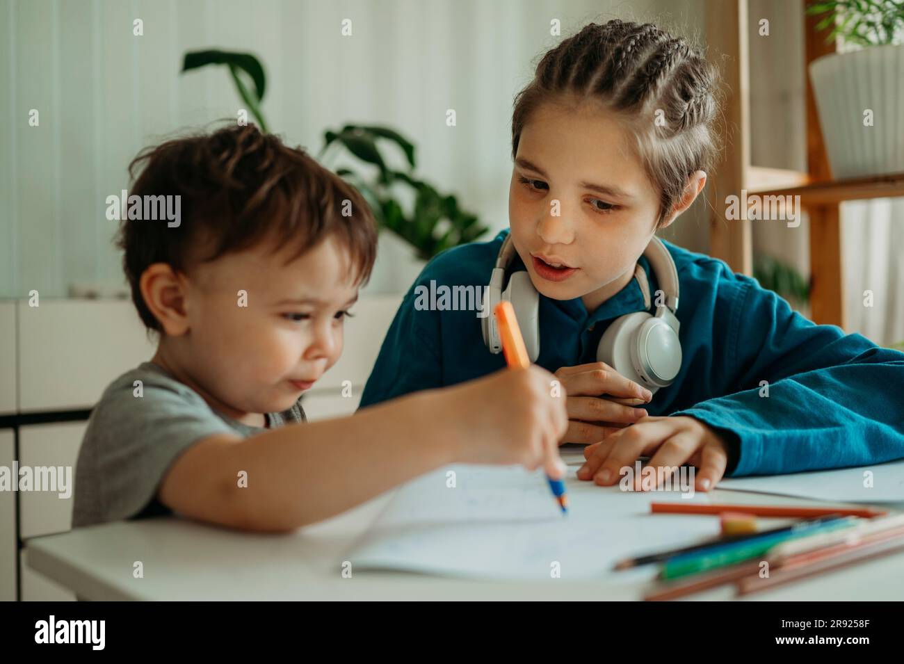Two siblings draw hi-res stock photography and images - Alamy