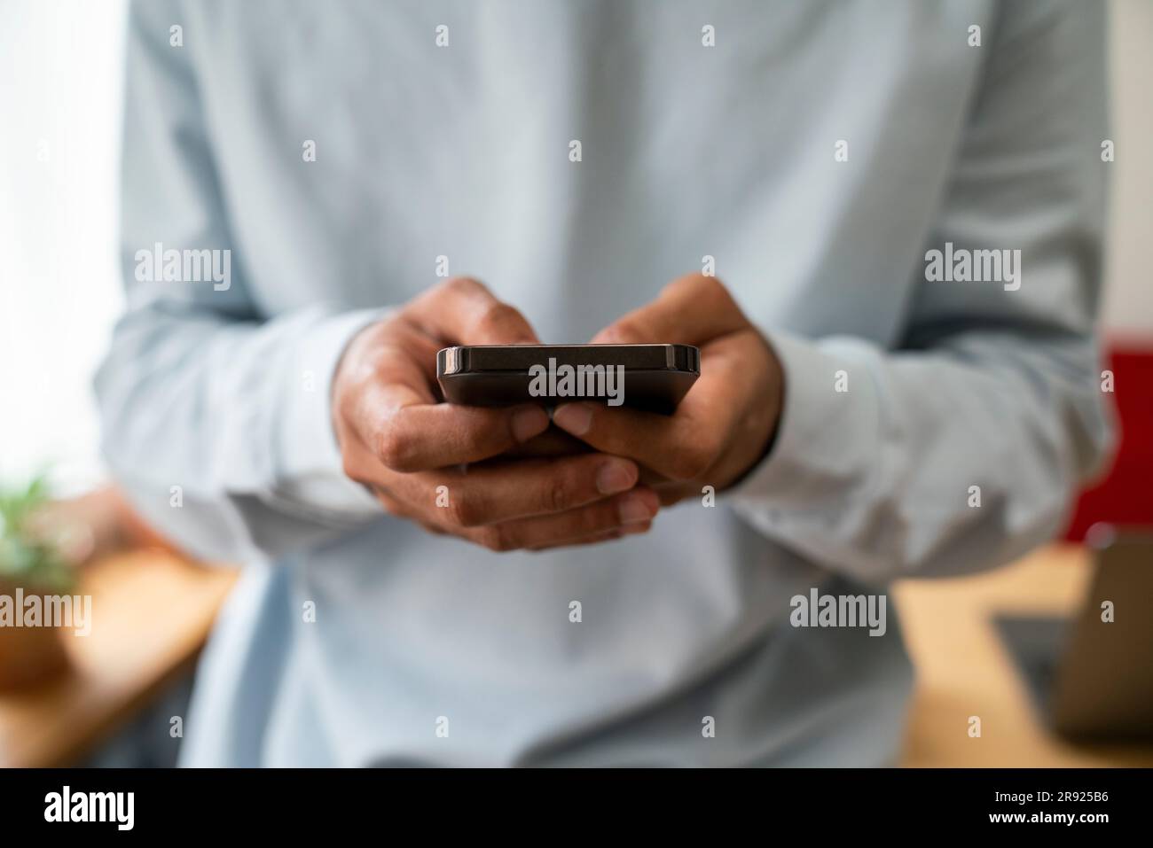 Messaging hands hi-res stock photography and images - Alamy