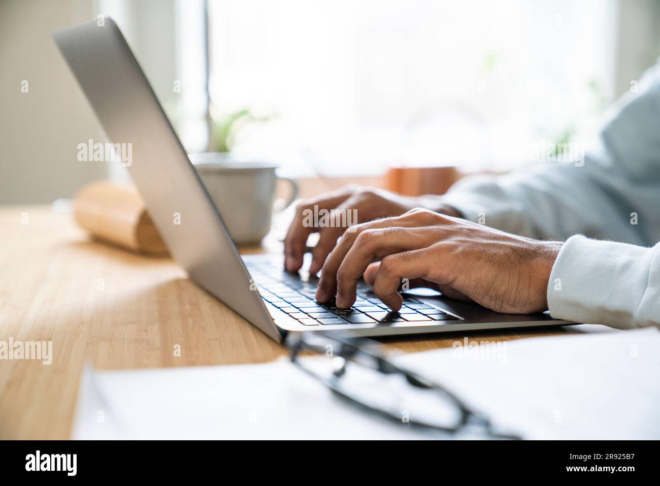 Typing hands working from home hi-res stock photography and images - Alamy