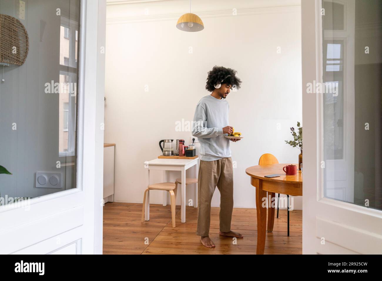 Standing holding plate hi-res stock photography and images - Alamy