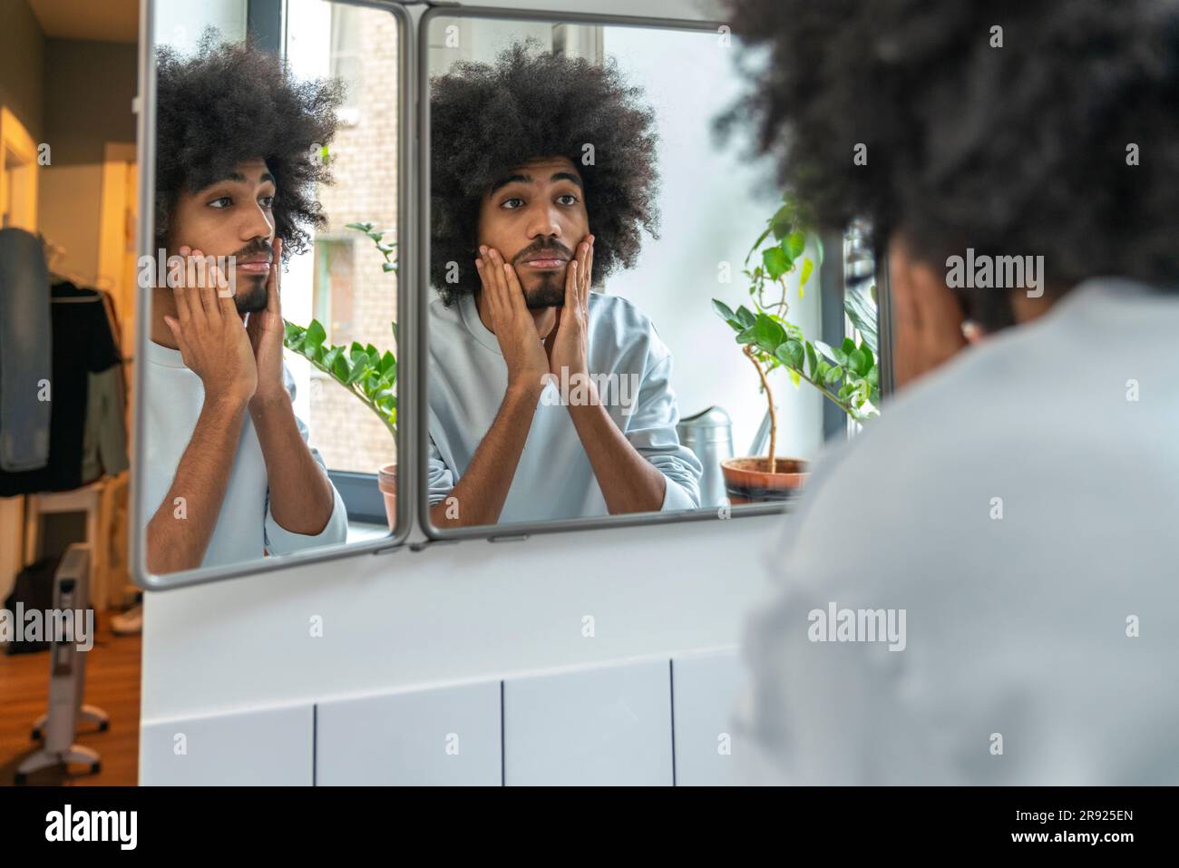 Reflection man mirror hi-res stock photography and images - Alamy