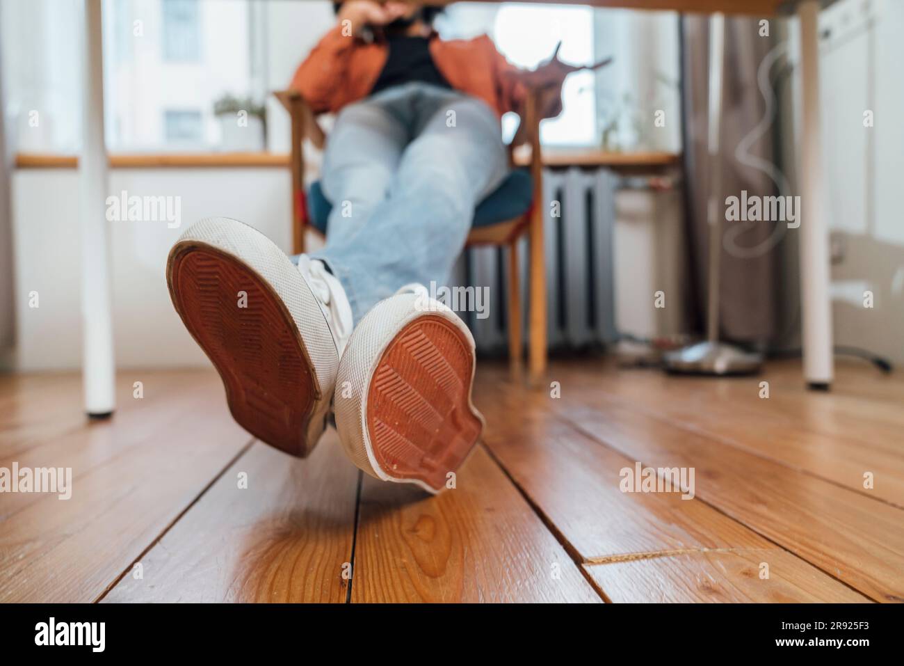Crossed leg man hi-res stock photography and images - Alamy