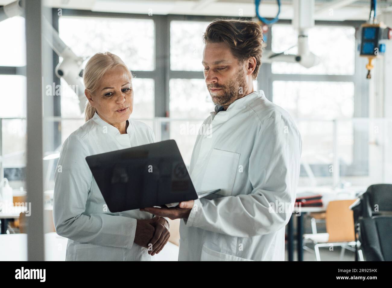 Team of scientists computer hi-res stock photography and images - Alamy