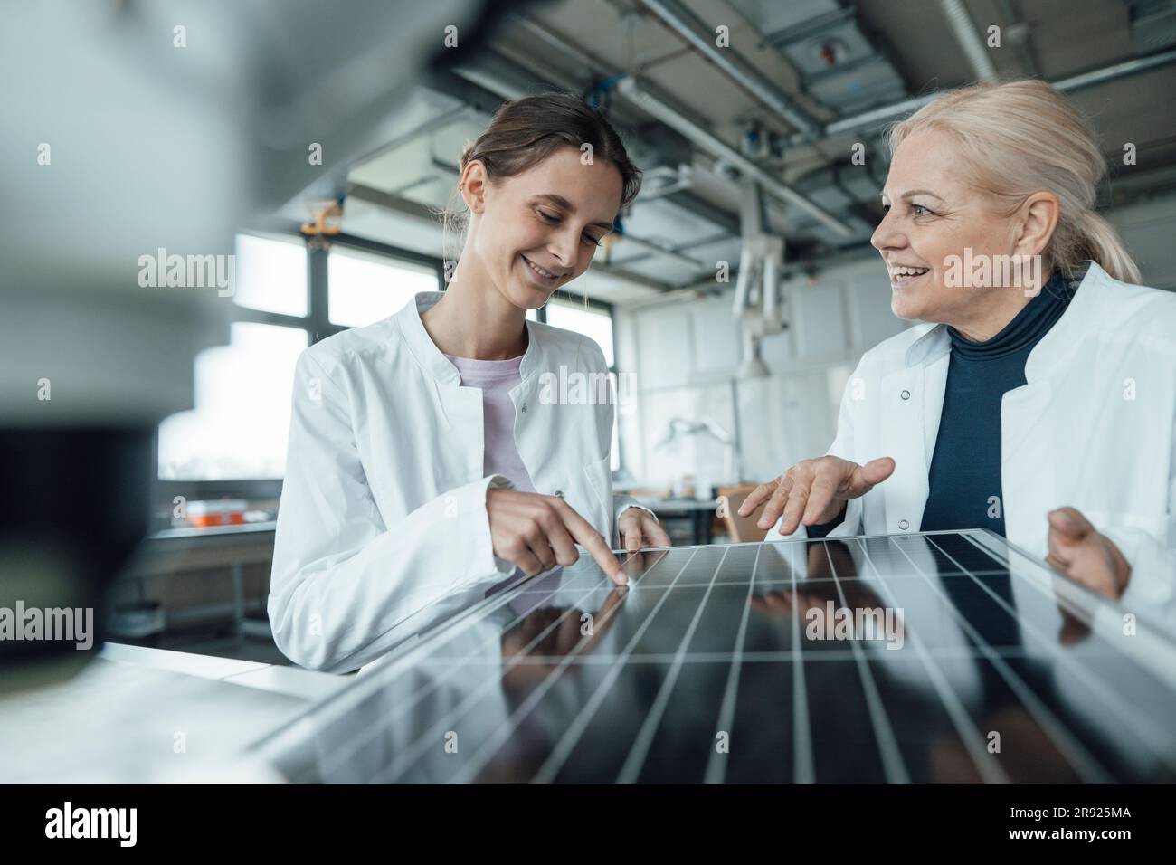 Solar cell scientist hi-res stock photography and images - Alamy