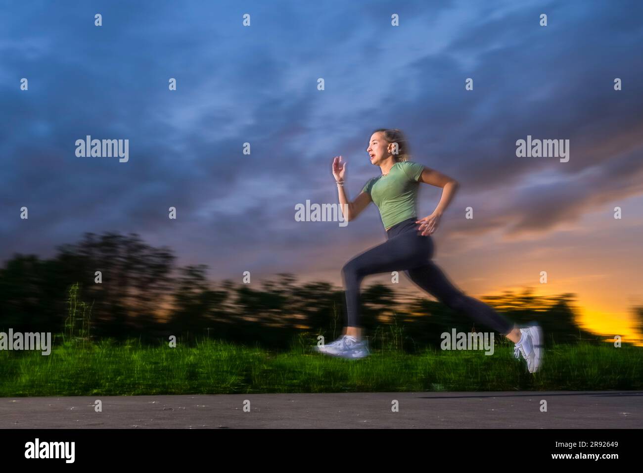 Women sprinting hi-res stock photography and images - Alamy