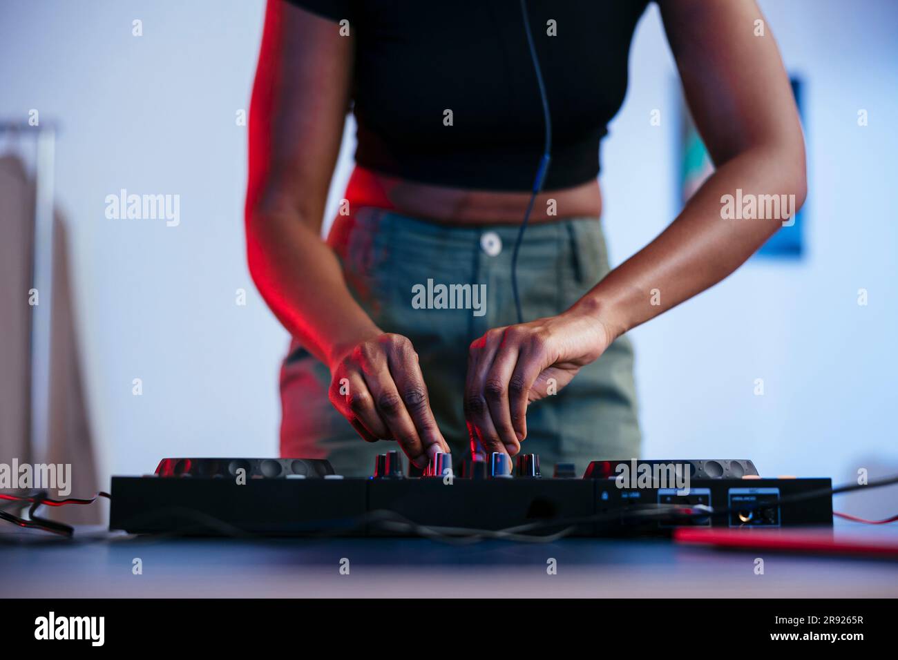 Female dj hi-res stock photography and images - Alamy
