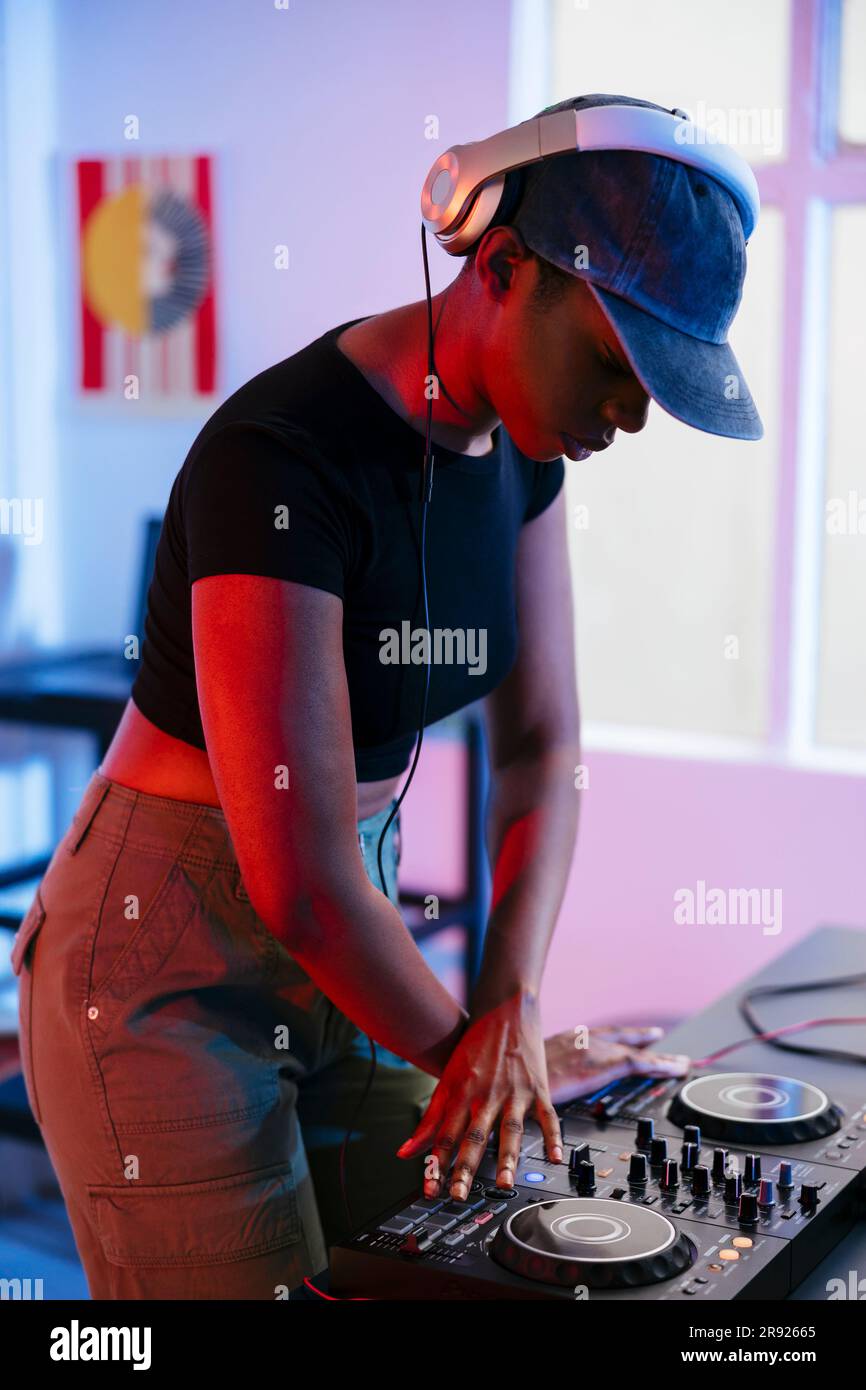 Sound making hi-res stock photography and images - Alamy