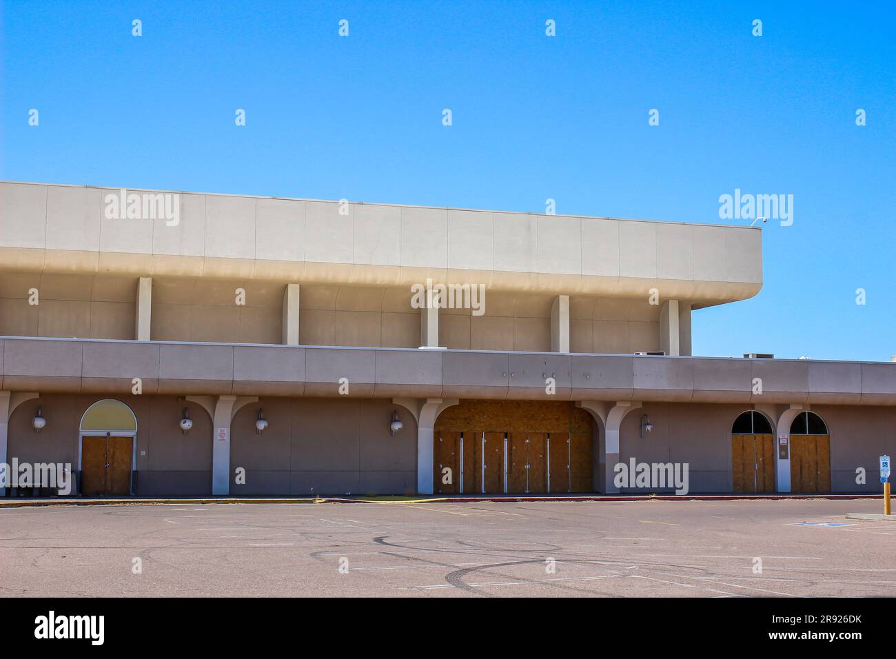 Two story retail store hi-res stock photography and images - Alamy