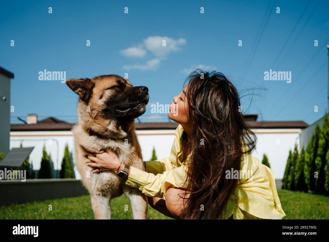 Woman playing dog crouching hi-res stock photography and images - Alamy