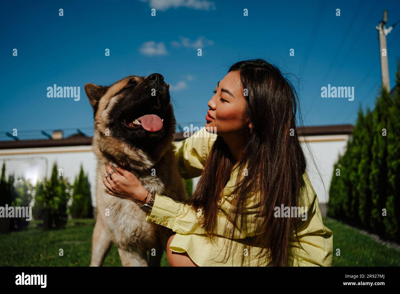 Woman dog in backyard hi-res stock photography and images - Alamy