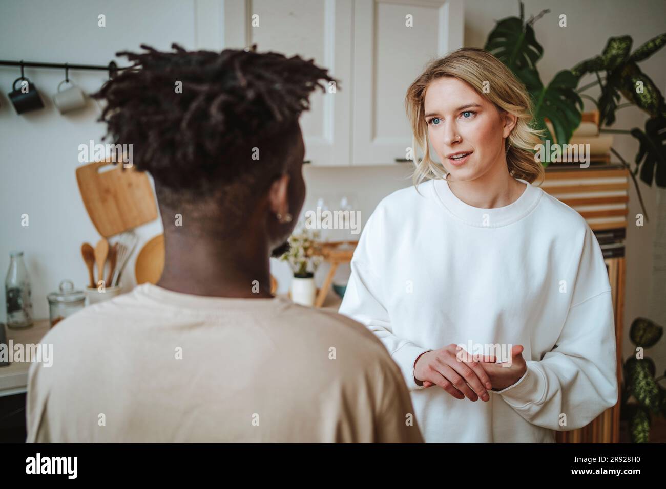 Face to face discussion hi-res stock photography and images - Alamy