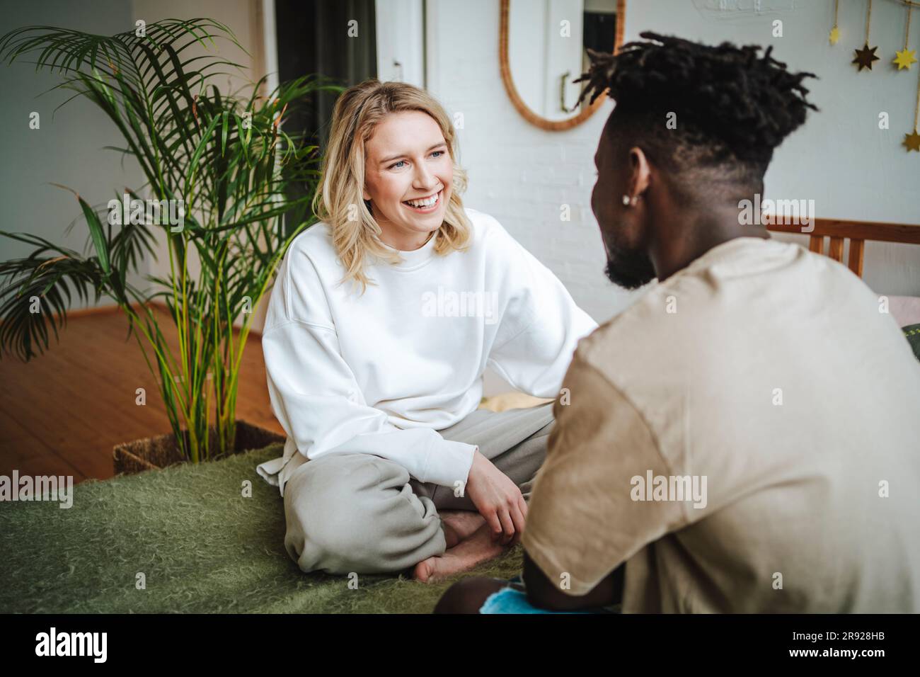Sitting smiling face to face communication hi-res stock photography and ...