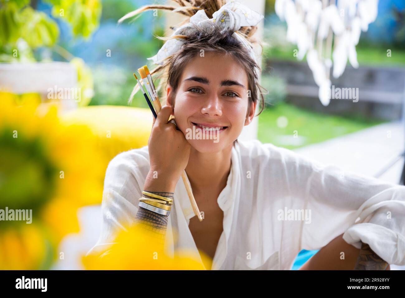 Artist painting smiling outdoors hi-res stock photography and images ...