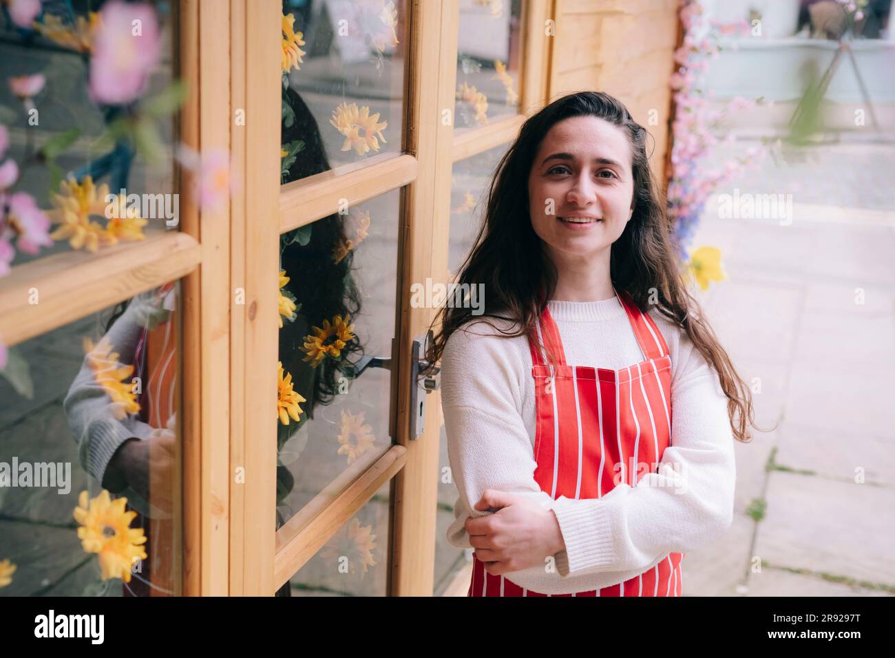 Woman wearing red apron hi-res stock photography and images - Alamy