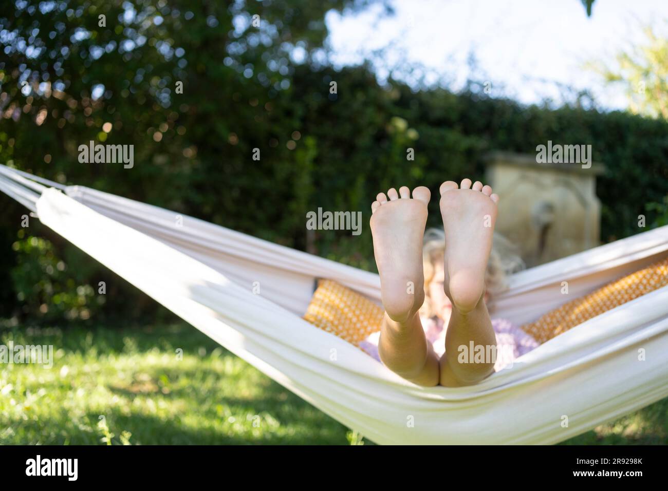 Girl feet hi-res stock photography and images - Alamy
