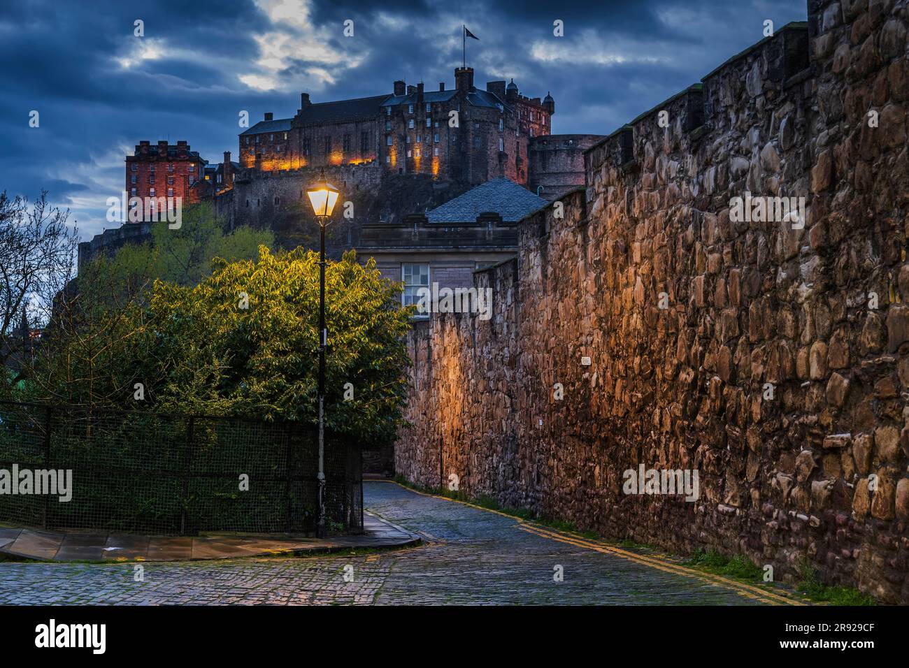 UK, Scotland, Edinburgh, Vennel street and Flodden Wall at dusk Stock ...