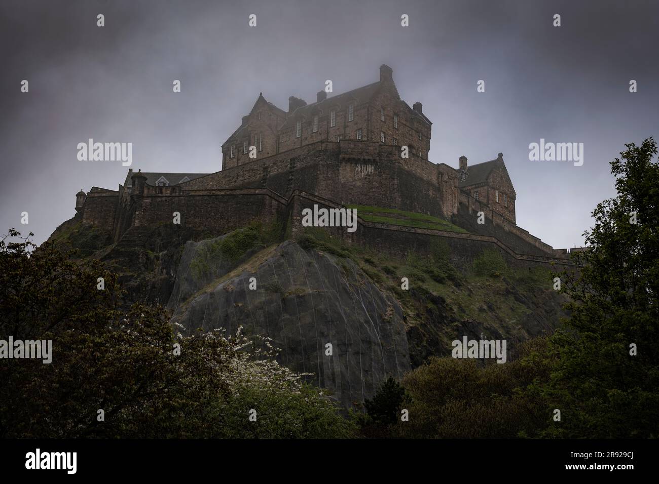 UK, Scotland, Edinburgh, Edinburgh Castle at cloudy dusk Stock Photo ...