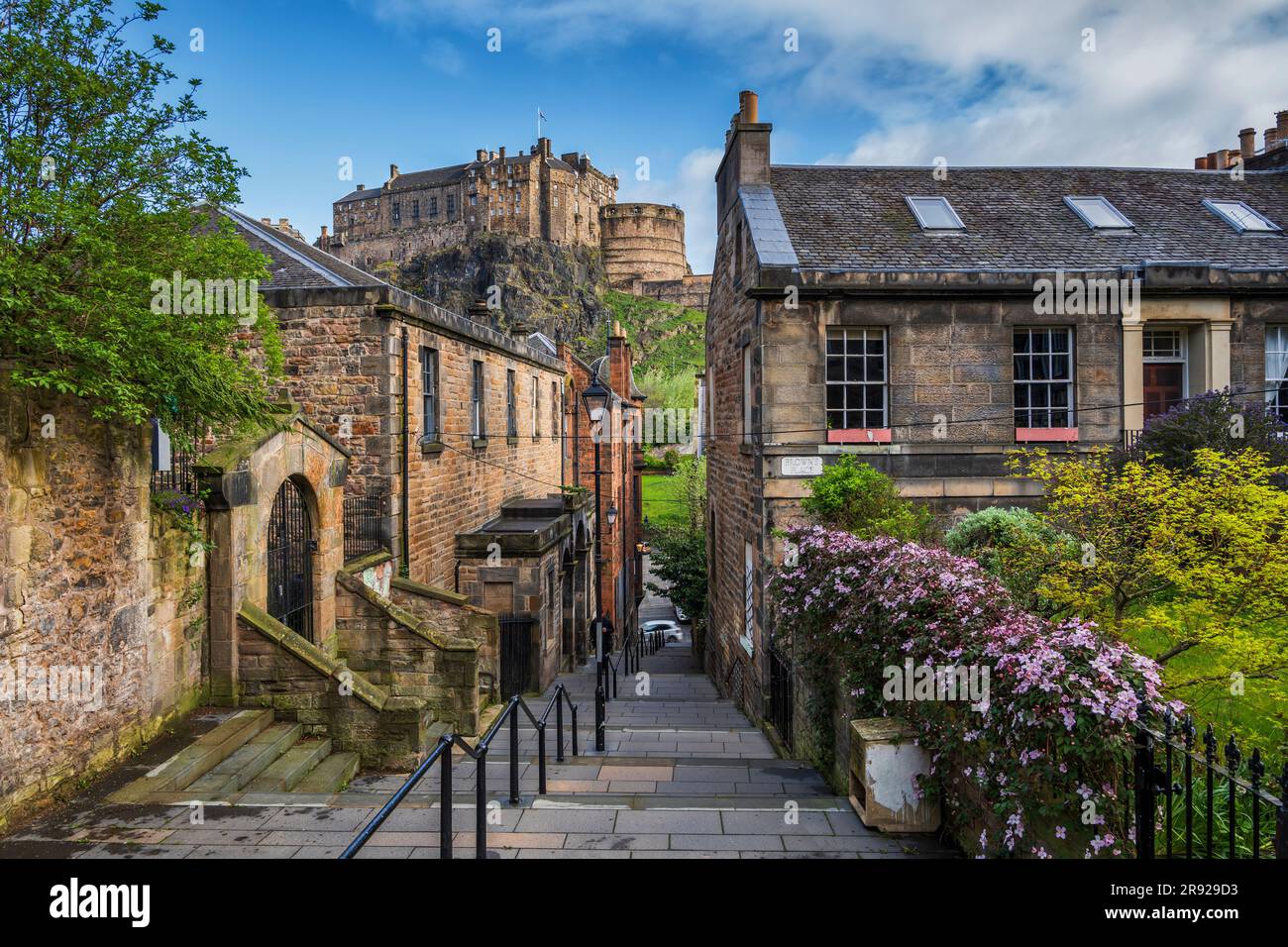 UK, Scotland, Edinburgh, Empty alley steps with Edinburgh Castle in ...