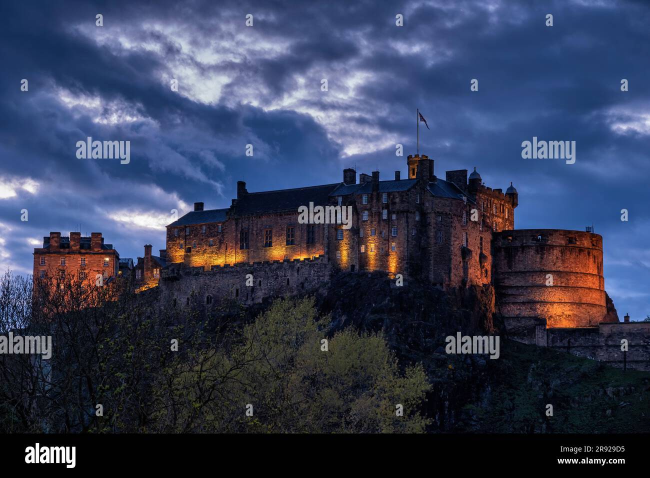 UK, Scotland, Edinburgh, Cloudy sky over Edinburgh Castle at dusk Stock ...
