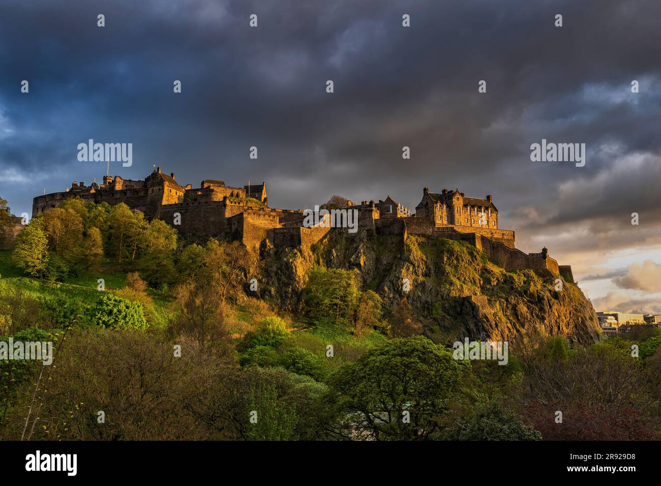 UK, Scotland, Edinburgh, Storm clouds over Edinburgh Castle at dusk ...