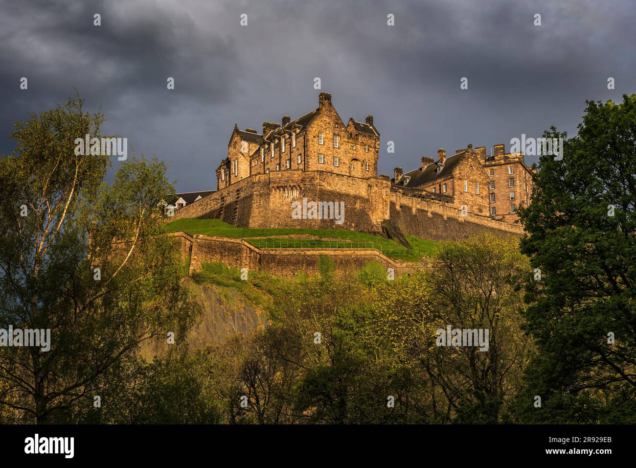 UK, Scotland, Edinburgh, Edinburgh Castle at dusk Stock Photo - Alamy