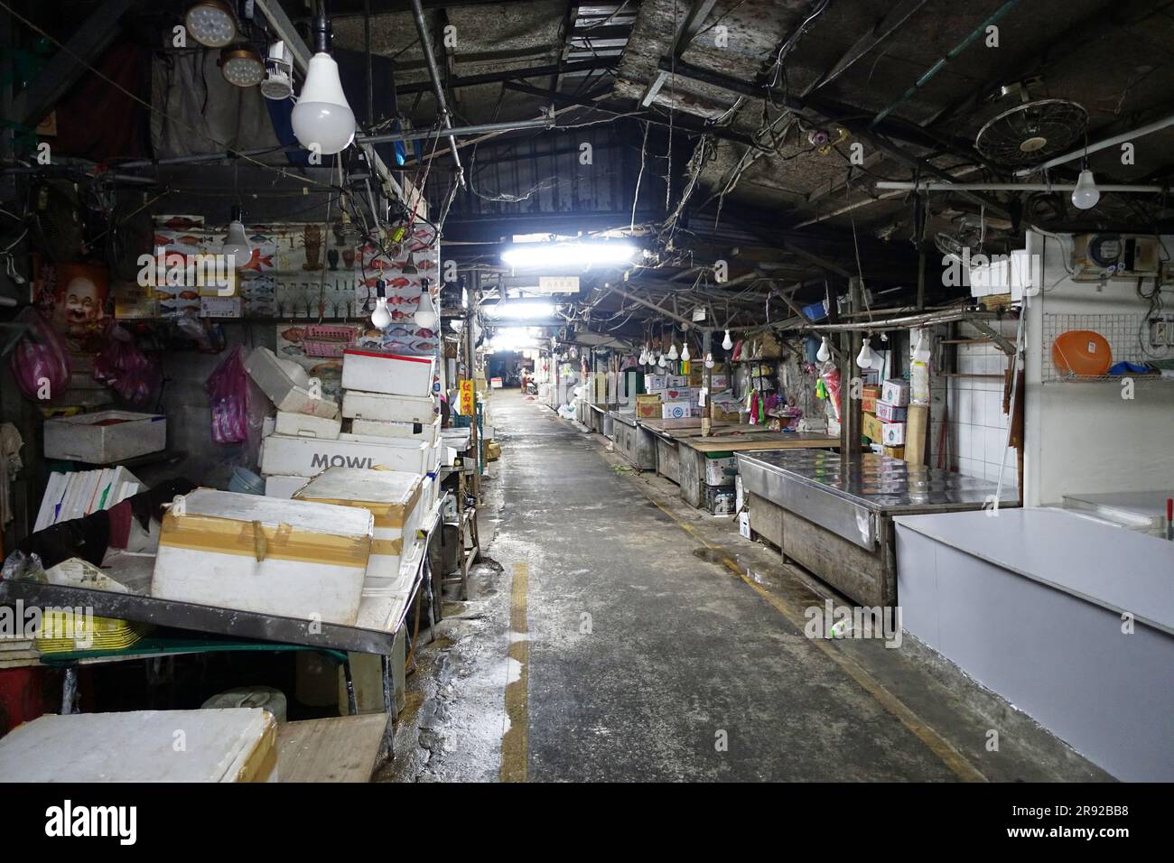 Empty market stalls hi-res stock photography and images - Alamy