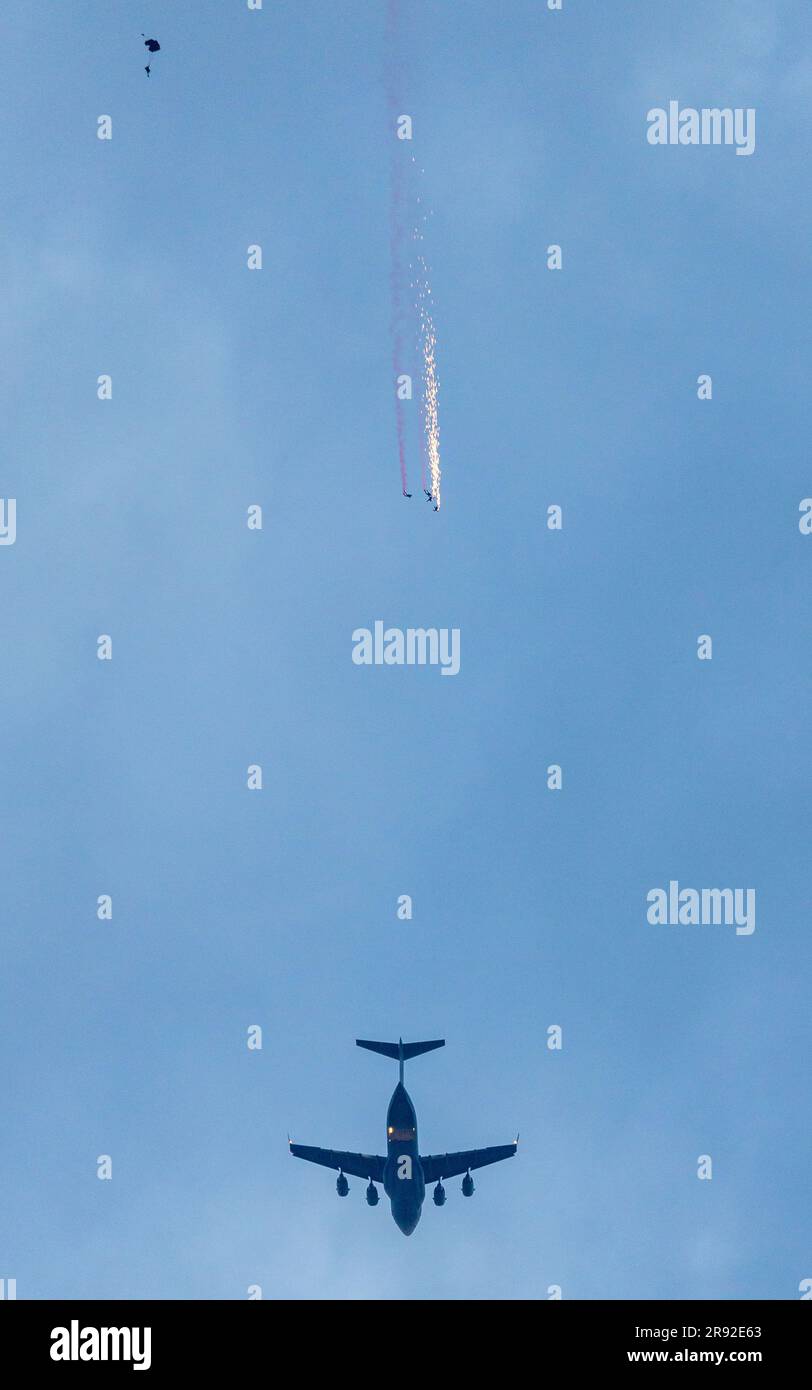 The skydivers jumping from a huge cargo plane Stock Photo - Alamy