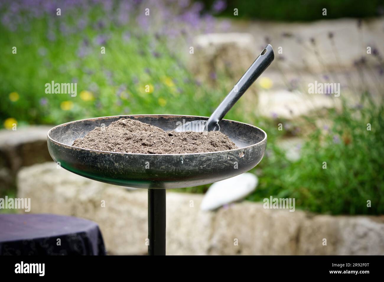 Ceremony at cemetery hi-res stock photography and images - Alamy