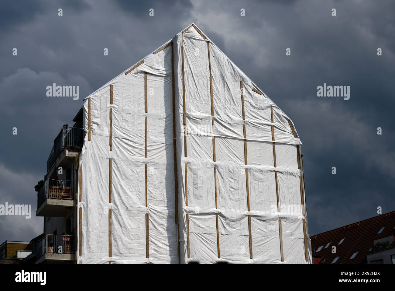 protection of the exposed wall to the neighboring house with protective ...