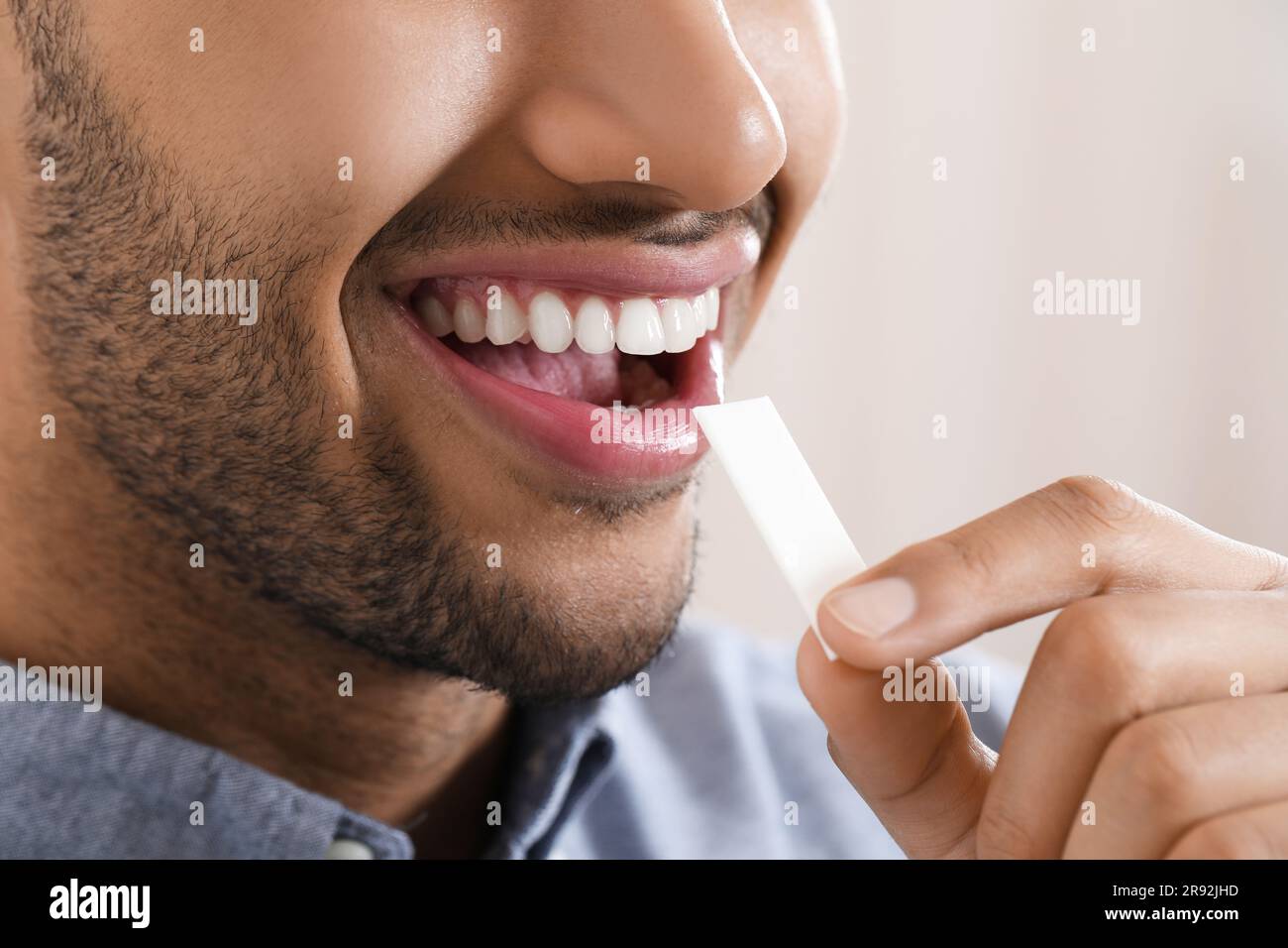 Man chewing gum hi-res stock photography and images - Alamy