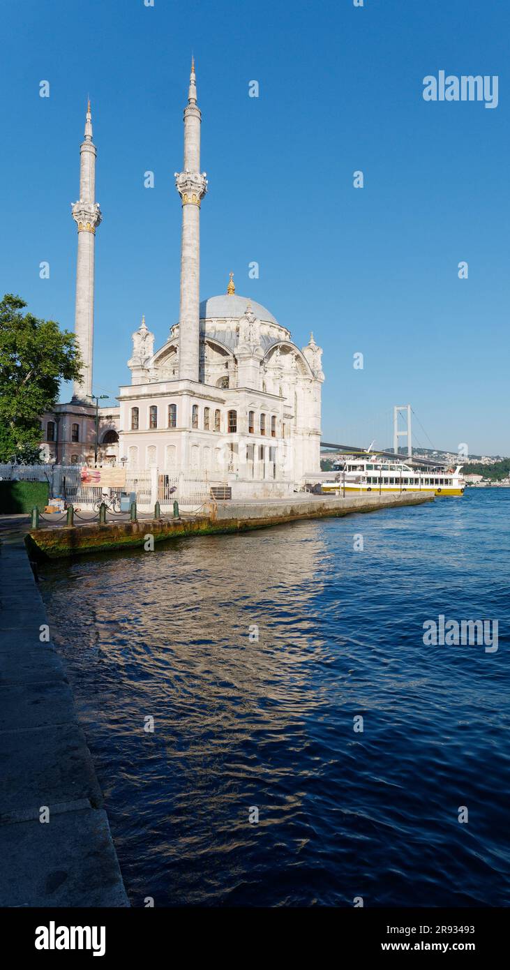 The grand mosque water hi-res stock photography and images - Alamy
