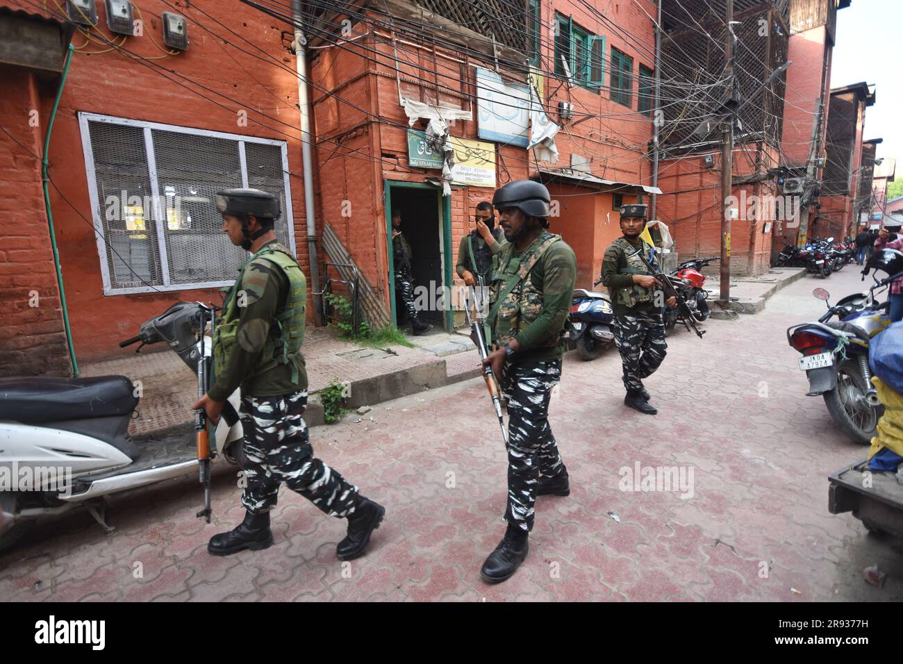 Srinagar, India. 23rd June, 2023. Paramilitary troopers patrolling on roads after a surprise ...