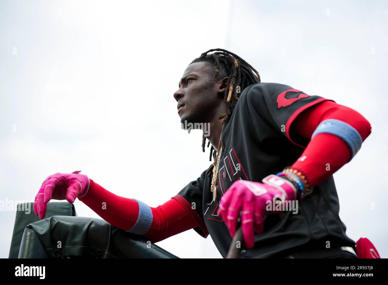 Cincinnati Reds' Elly De La Cruz waits on the dugout steps to bat ...