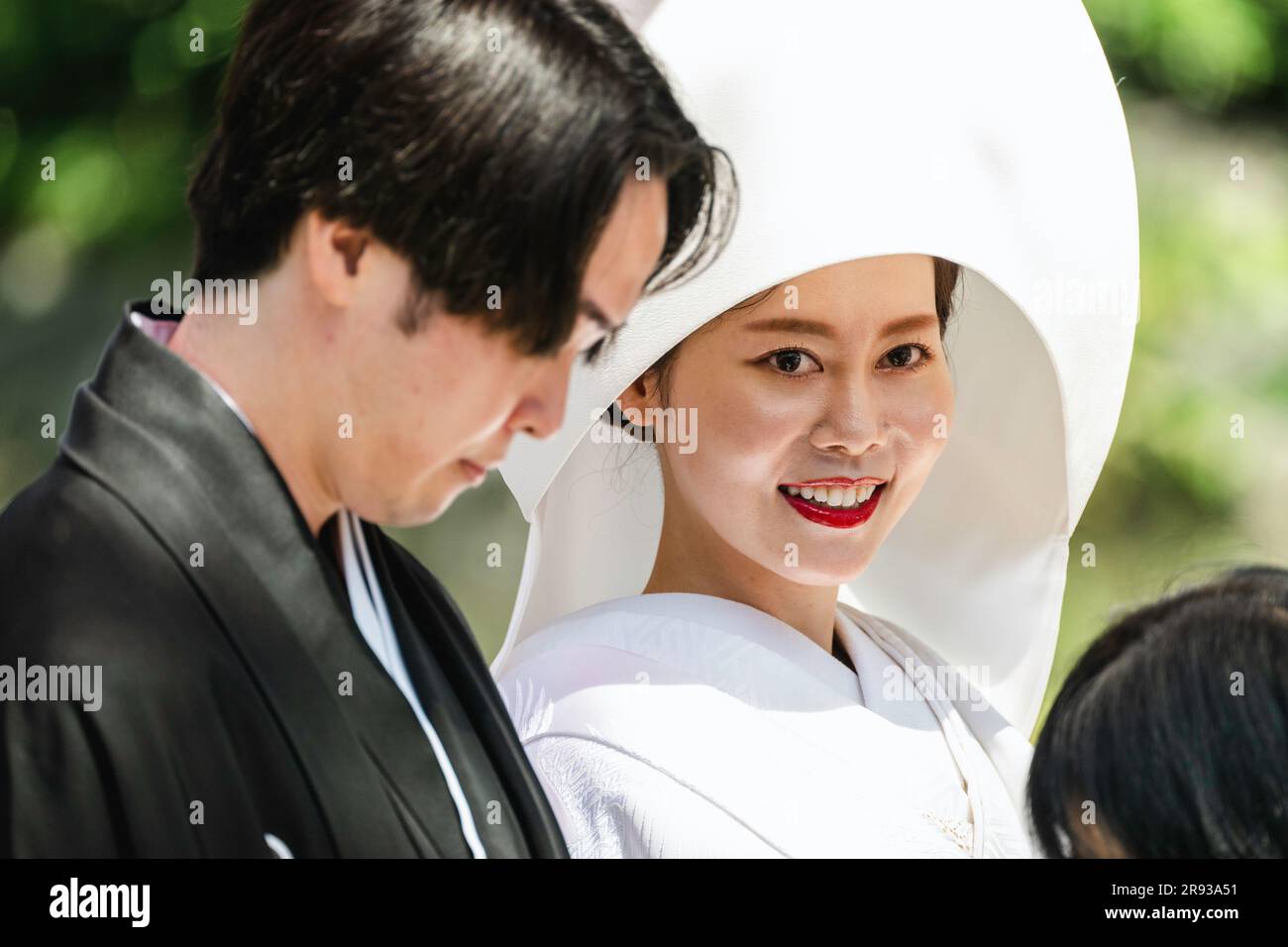 A Japanese-style wedding procession at Sumiyoshi Taisha in Osaka, Japan ...