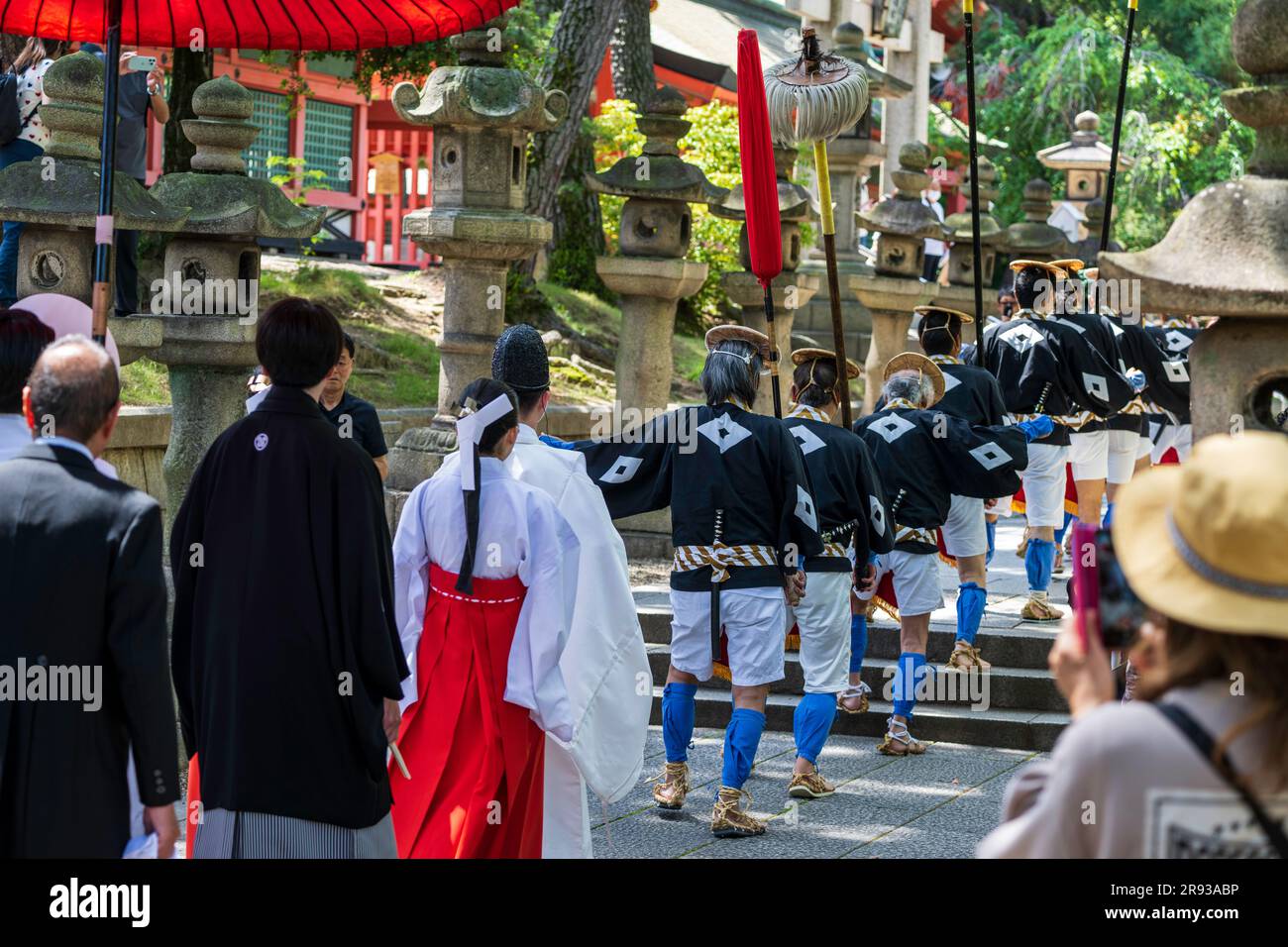 A Japanese-style wedding procession at Sumiyoshi Taisha in Osaka, Japan ...