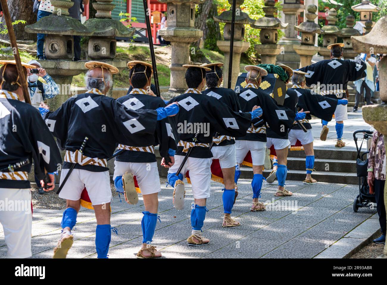 A Japanese-style wedding procession at Sumiyoshi Taisha in Osaka, Japan ...