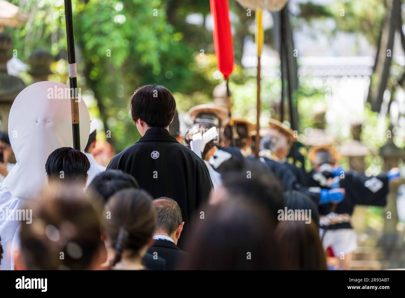 A Japanese-style wedding procession at Sumiyoshi Taisha in Osaka, Japan ...