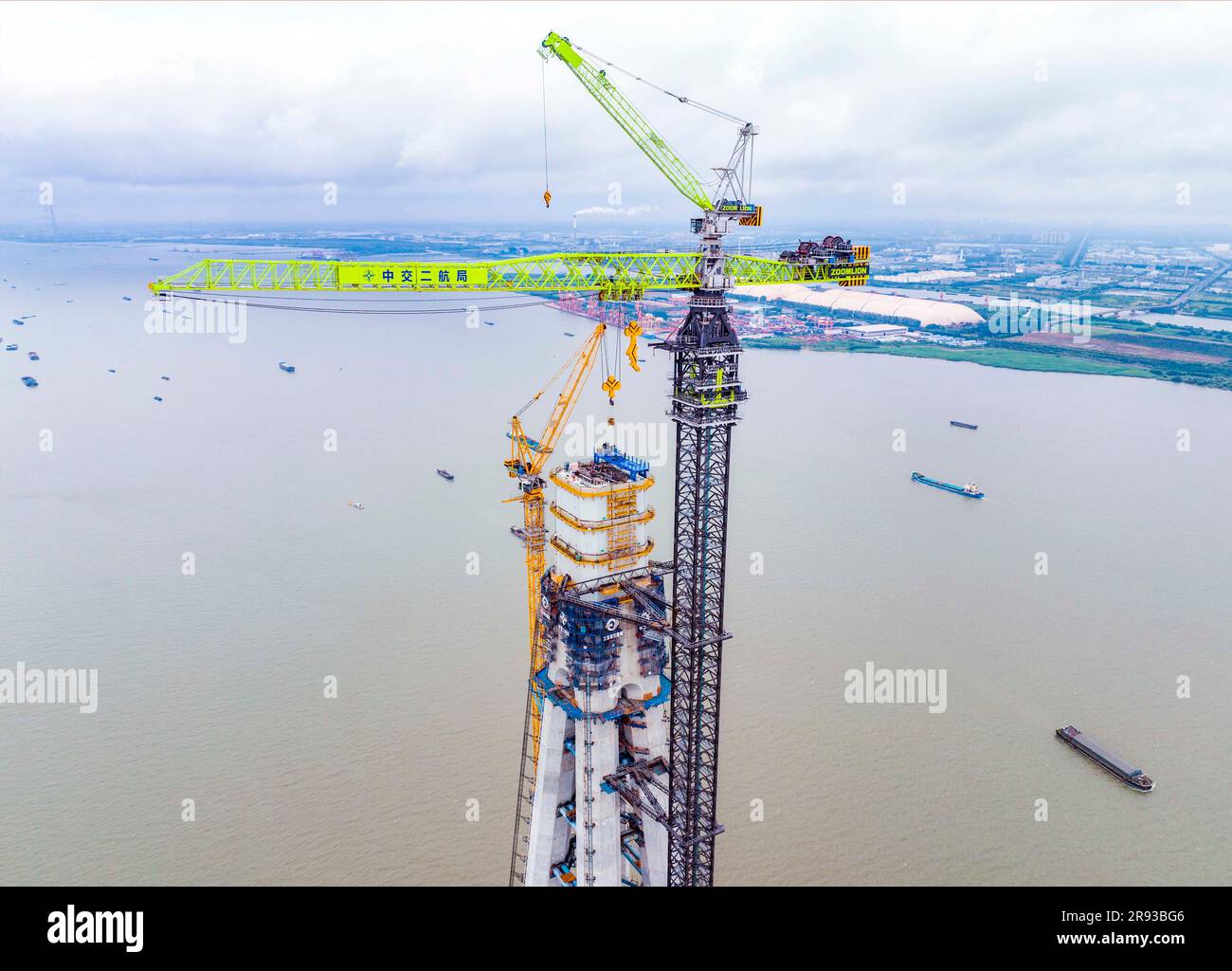 TAIZHOU, CHINA - JUNE 24, 2023 - Builders work on the tower column of ...