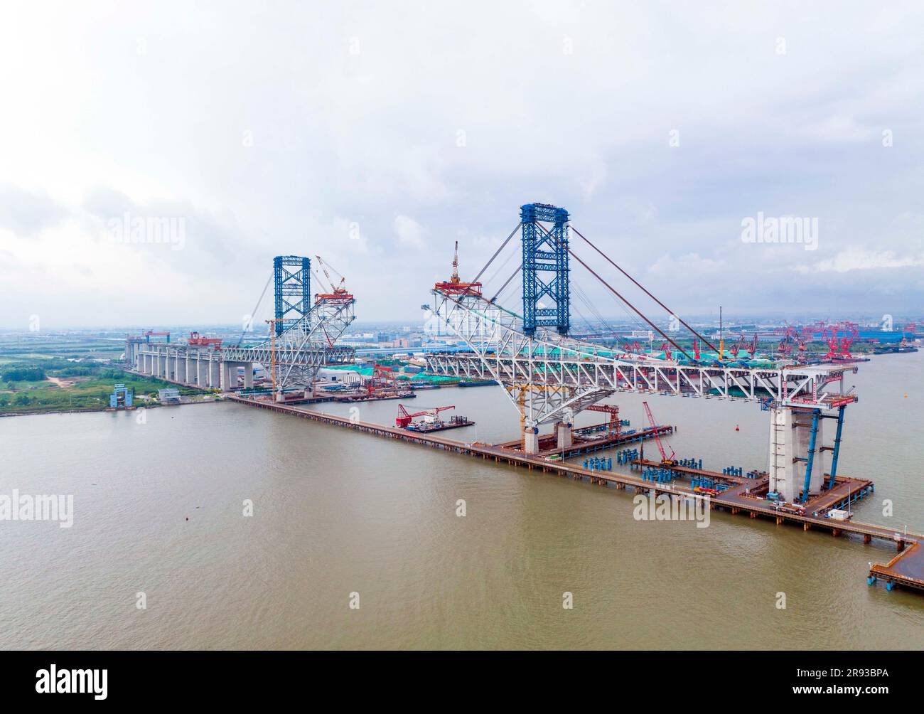 TAIZHOU, CHINA - JUNE 24, 2023 - Builders lift the steel girder of the ...