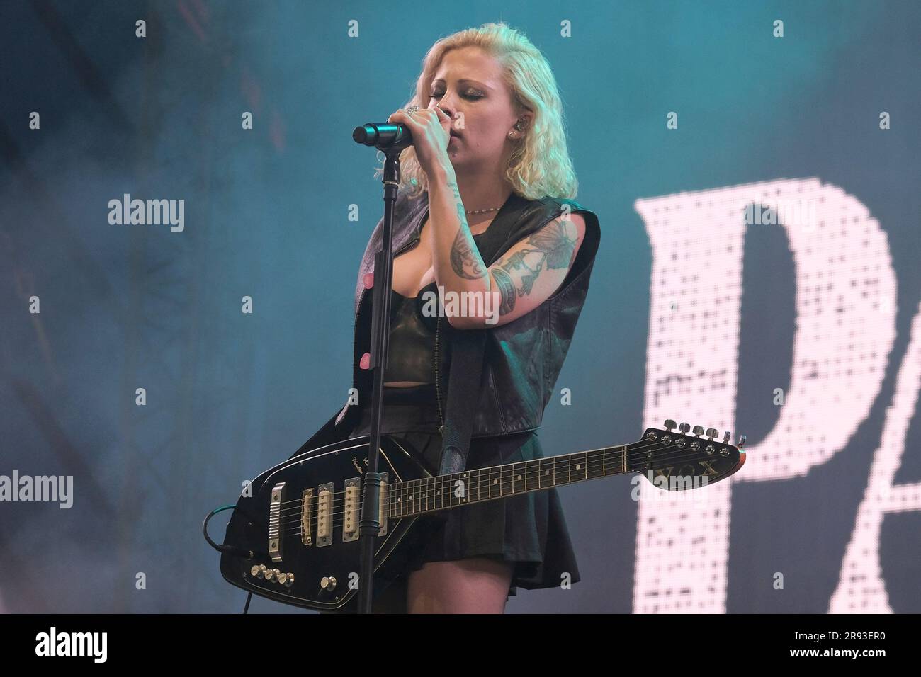 Pilton, UK. 23rd June, 2023. Lead vocalist and guitarist Heather Baron ...