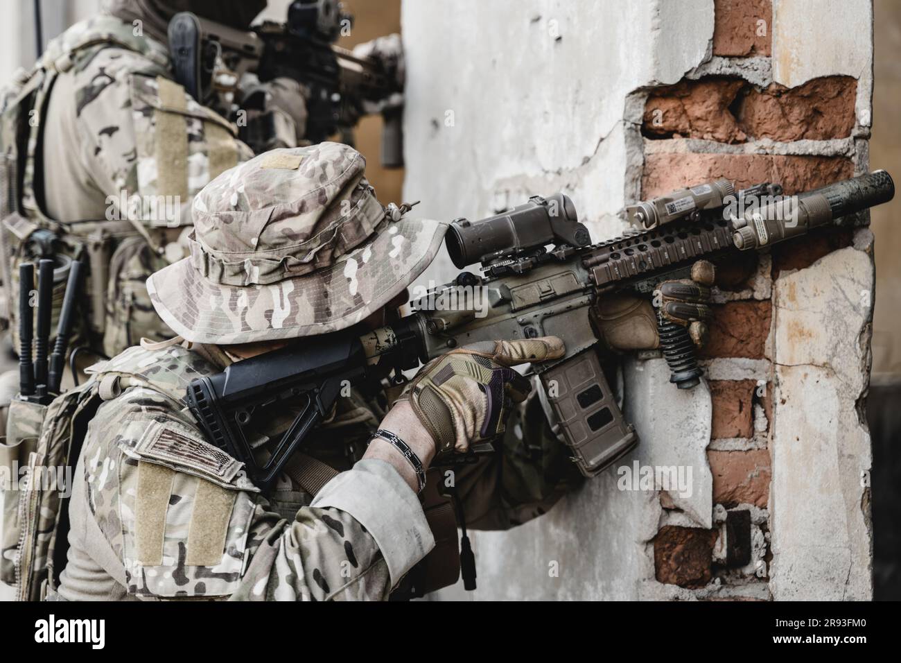 Smart teamwork of soldiers running forward and attacking enemy Stock ...