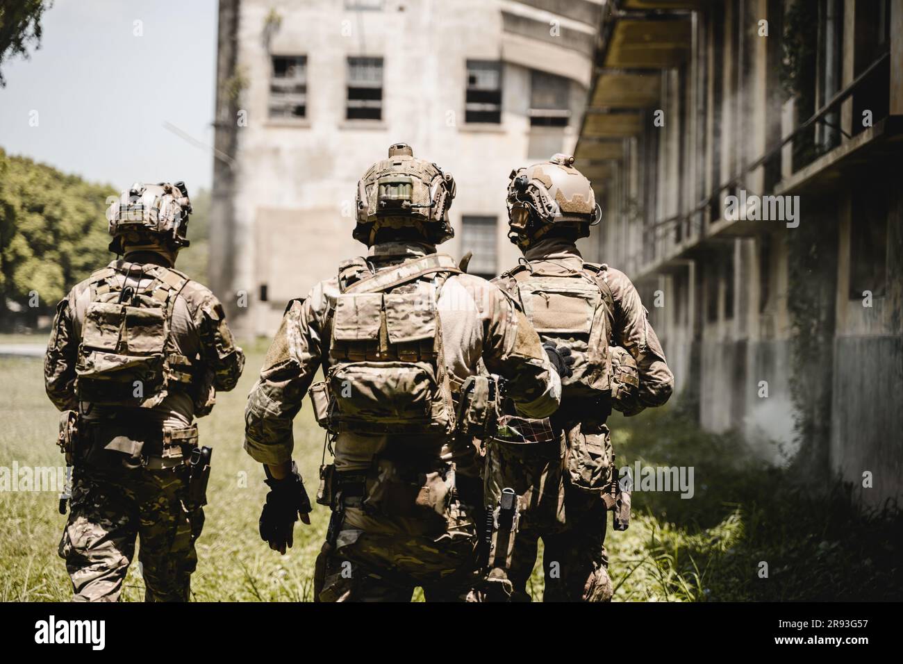 Smart teamwork of soldiers running forward and attacking enemy Stock ...