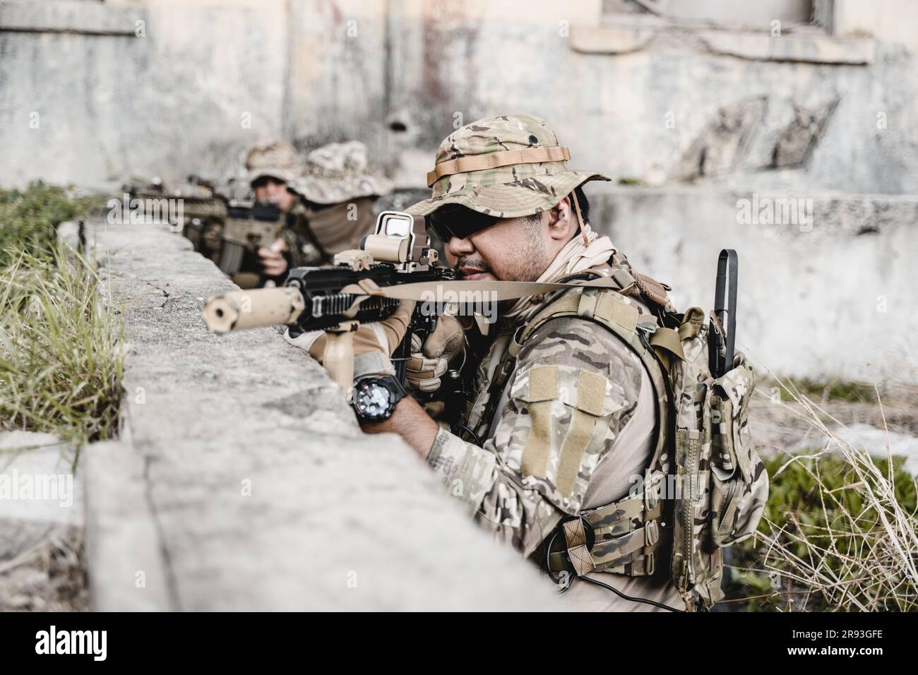 Smart teamwork of soldiers running forward and attacking enemy Stock ...