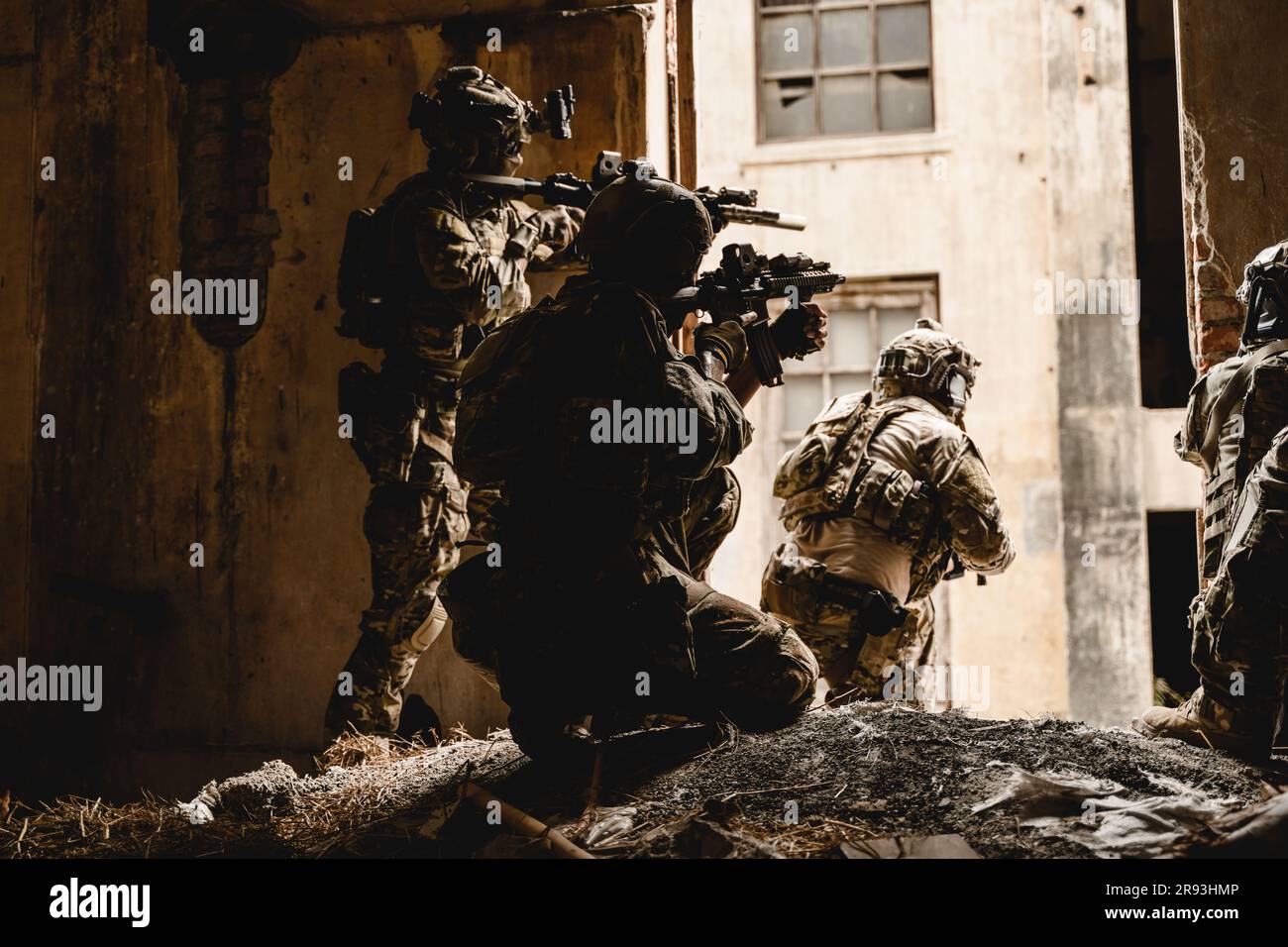 Expert team of soldiers attacking enemy during military operation Stock ...