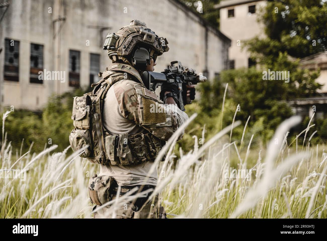 Smart teamwork of soldiers running forward and attacking enemy Stock ...